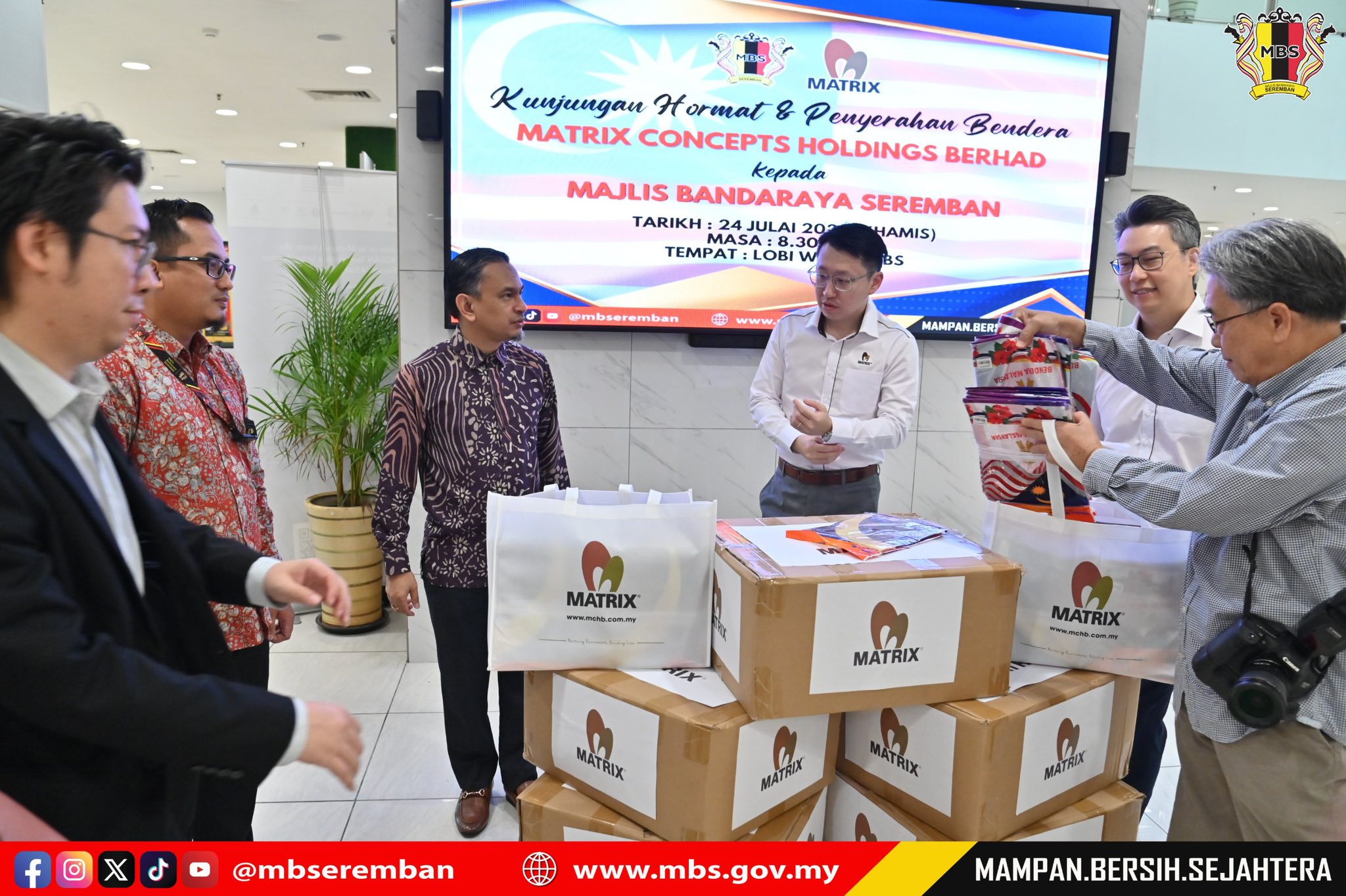PENYERAHAN BENDERA JALUR GEMILANG DARIPADA MATRIX CONCEPTS HOLDINGS BERHAD KEPADA MBS | Official ...
